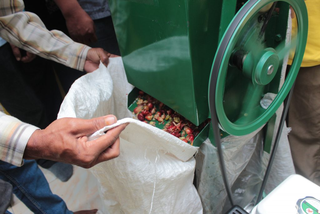 Serah Terima Mesin Depulper Kopi kepada Masyarakat Kampung Cibeusi ...